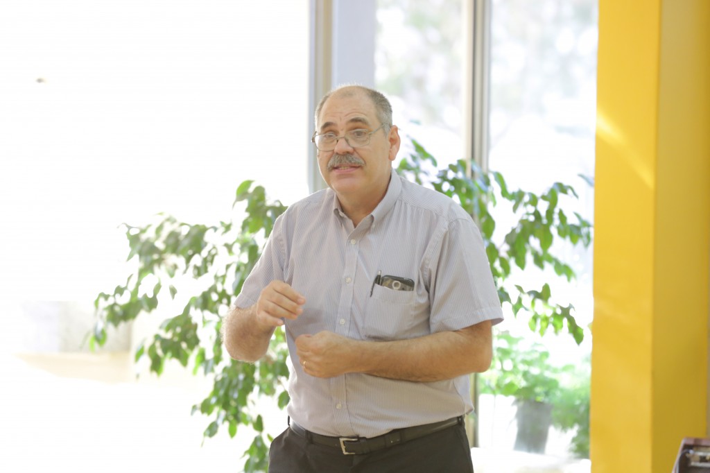 El Pr. Daniel Liernur es el nuevo capellán del Personal | Biblioteca E ...